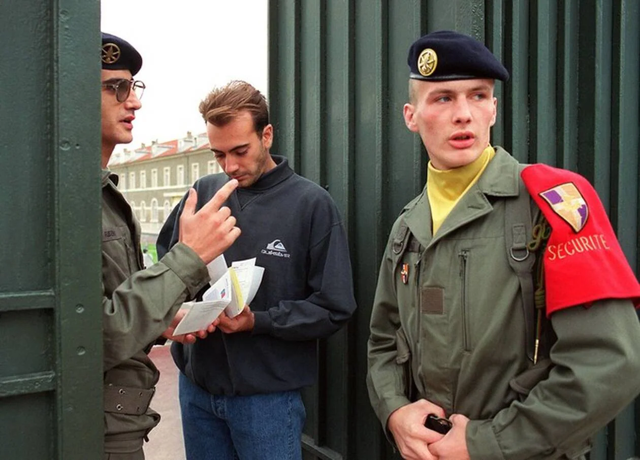Emmanuel Macron annonce un service militaire volontaire de dix mois ...
